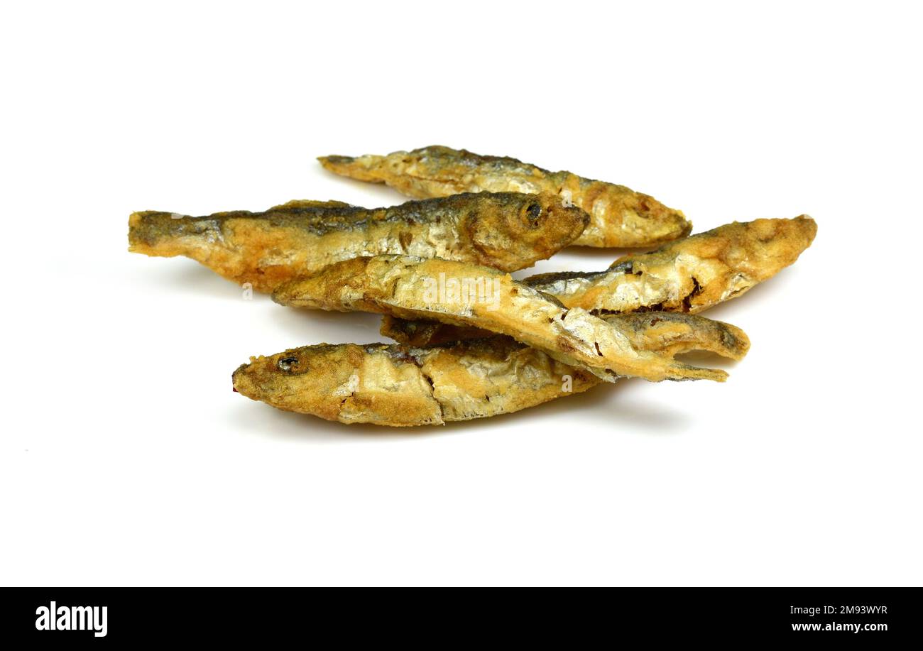 Tief gebratene kleine Fische isoliert auf weißem Hintergrund. Einfach ...