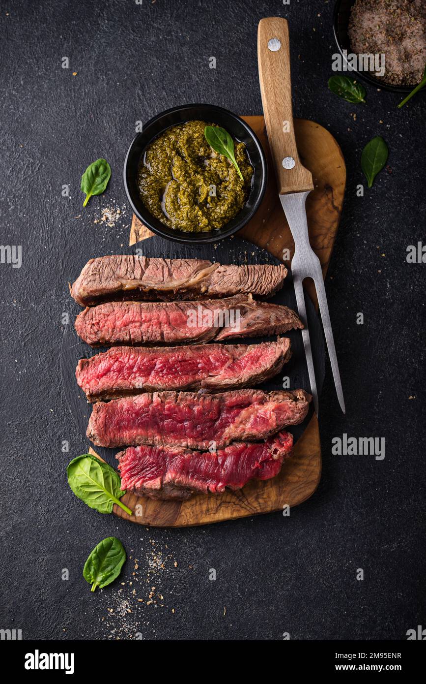 Verschiedene Arten von Steak-Röstung. Steak mit Blut, mittleres bis ...