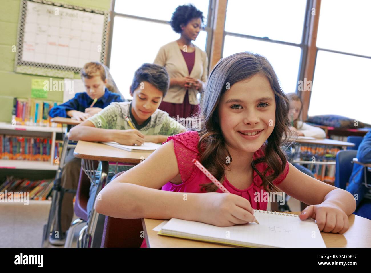 Schulmädchen lernen -Fotos und -Bildmaterial in hoher Auflösung - Seite 3 - Alamy