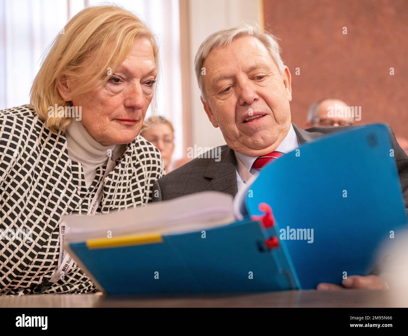 17. Januar 2023, Bayern, München: Die Kläger Margarete und Andreas ...