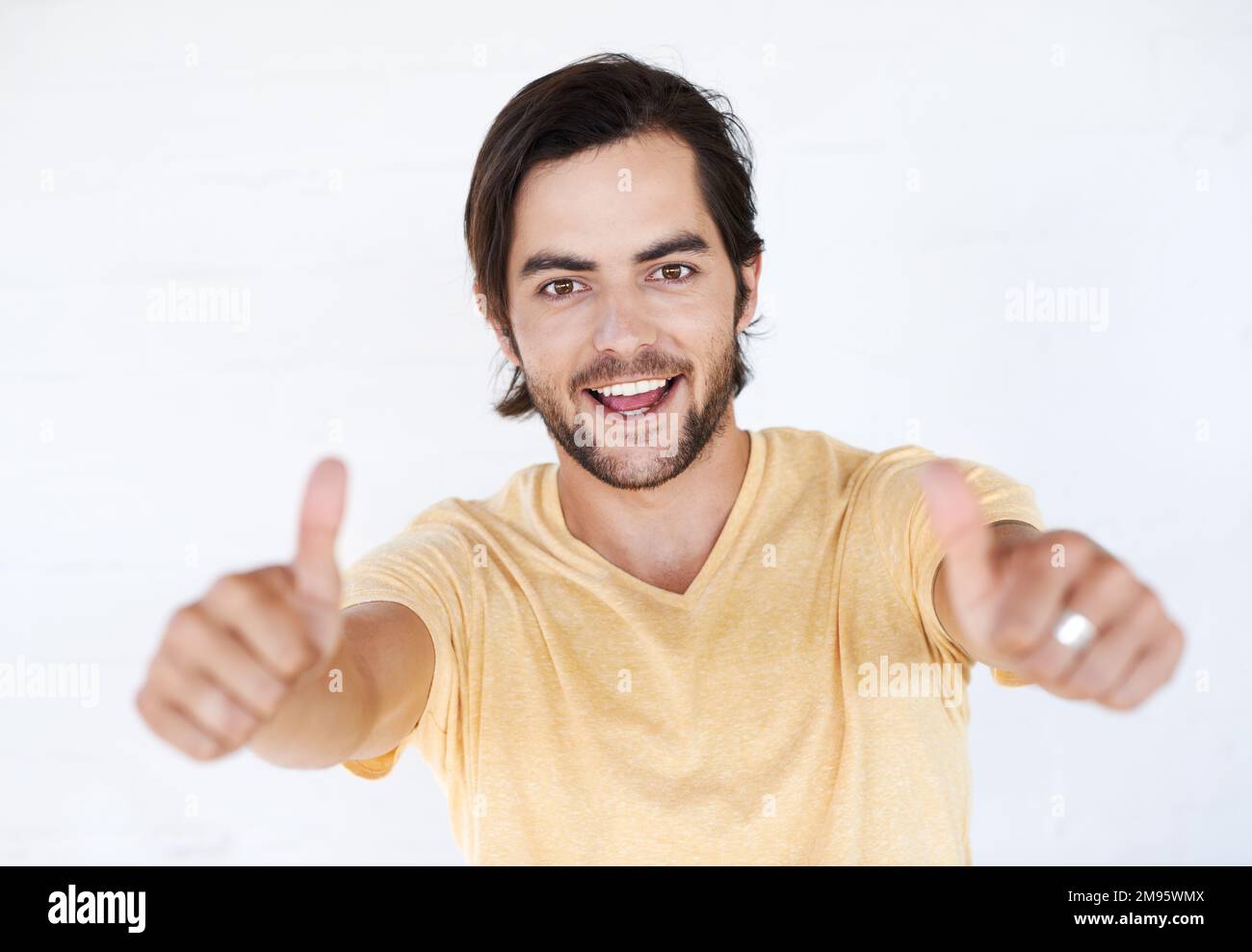 Daumen hoch, Erfolg und Porträt eines Mannes mit weißem Hintergrund, Atelier oder isoliertem ...