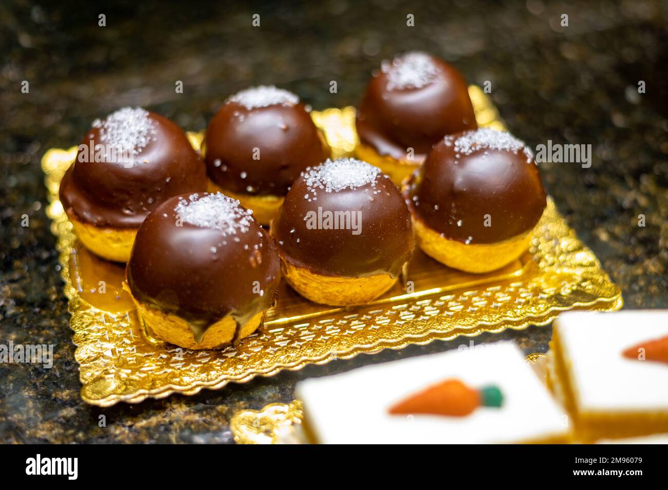 Köstliche frisch gebackene, farbenfroh dekorierte Kuchen, Torten mit ...