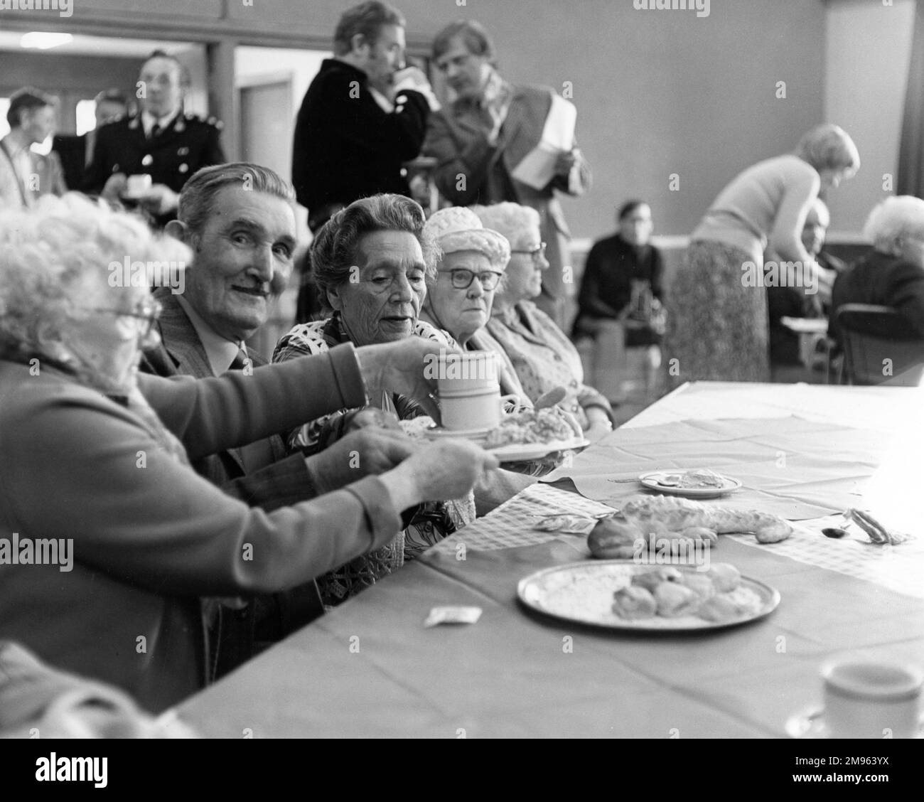 Alte rentner rentner menschen Schwarzweiß-Stockfotos und -bilder - Alamy
