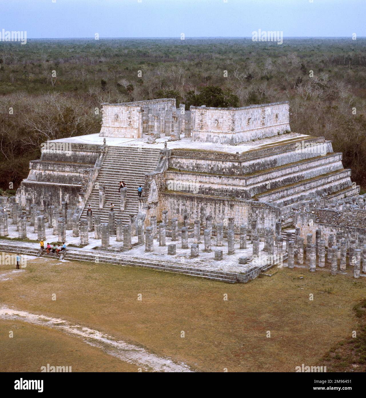 Der TEMPEL DER KRIEGER in CHICHEN ITZA, Yucatan. Diese Pyramide ist ein ...