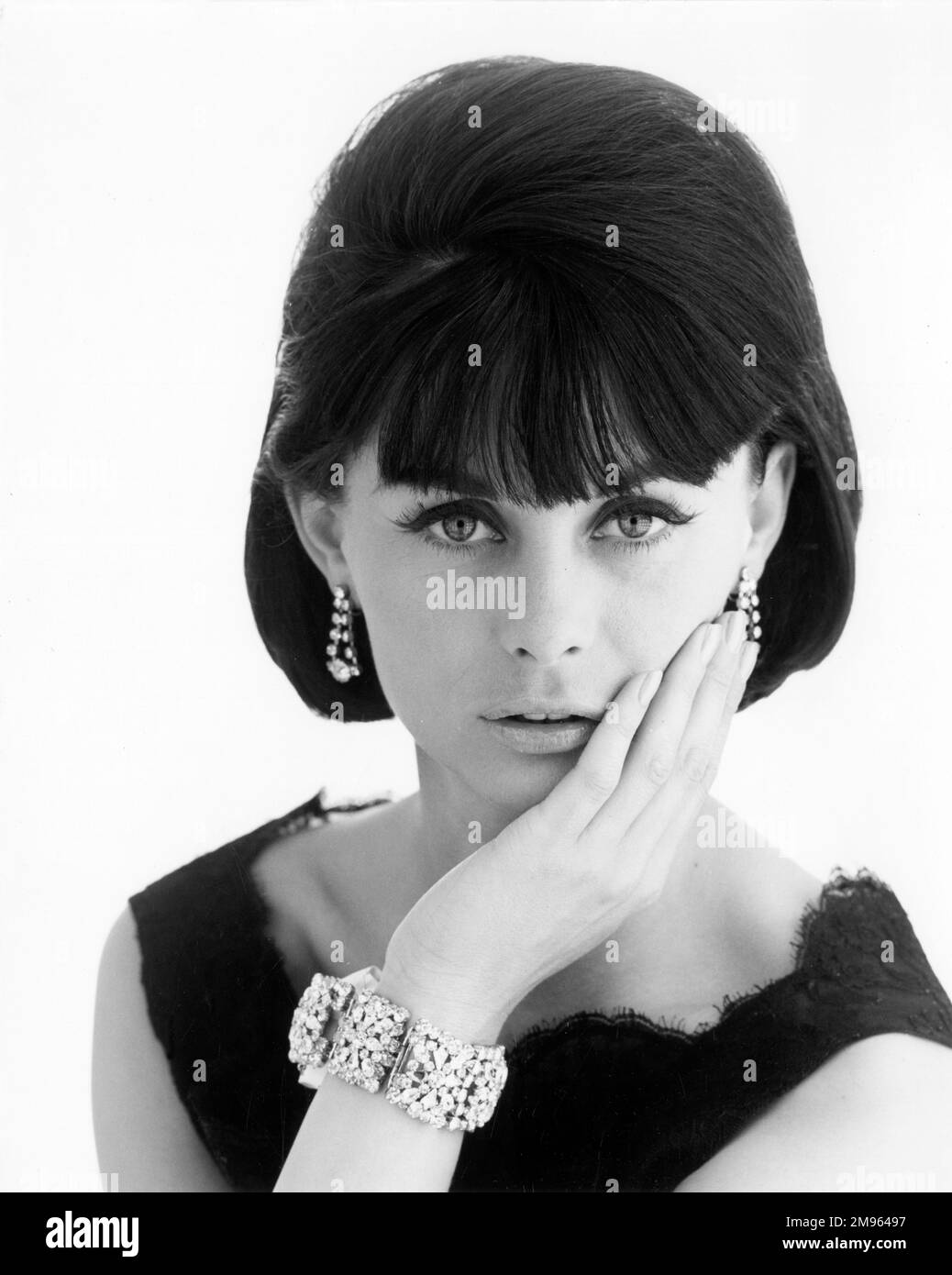 Eine gelangweilte reiche Hausfrau kämpft darum, ihre Augen offen zu ...