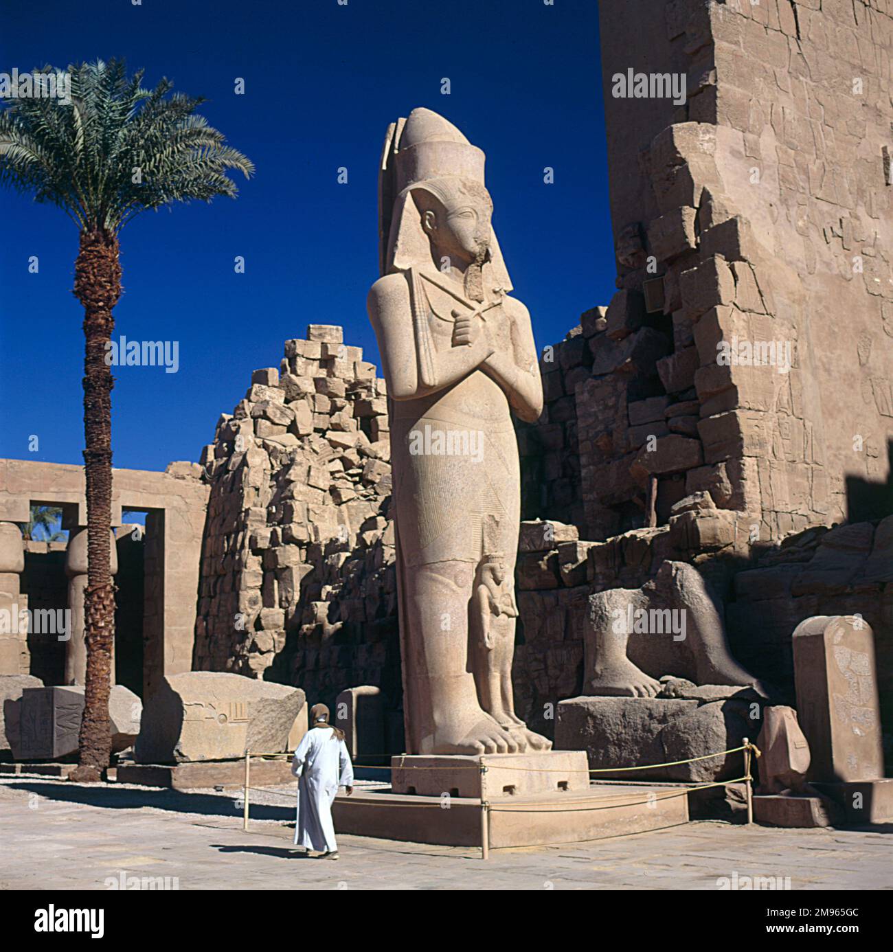 Kolossale Statue von RAMSES II. („der große“), Pharao von Ägypten, mit ...
