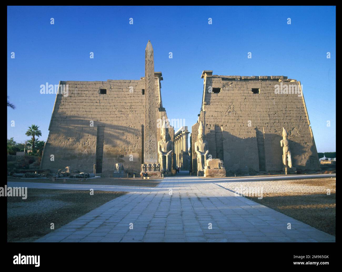 Der Pylon des AMUN-TEMPELS (TEMPEL VON LUXOR), der den Obelisken und ...