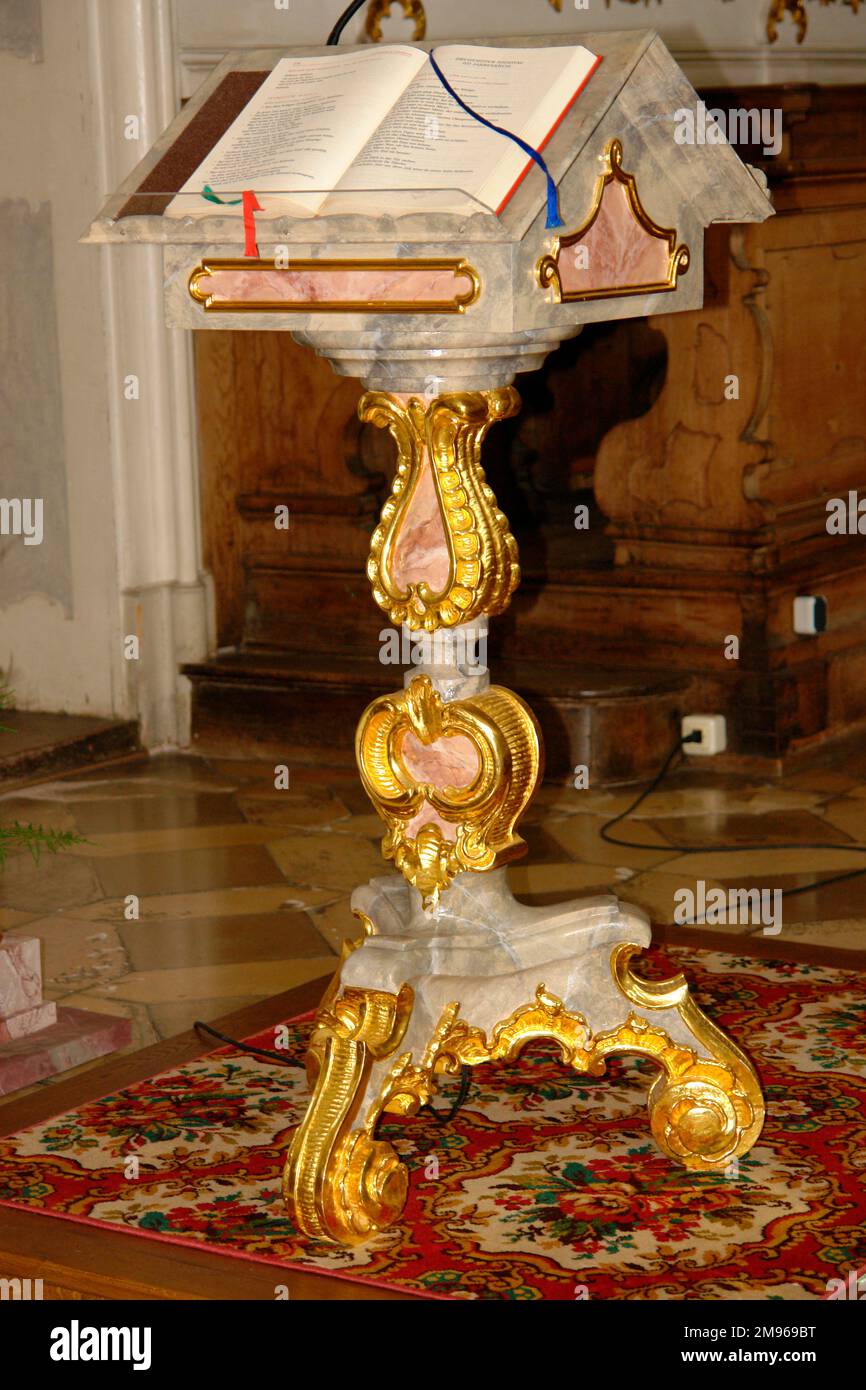 Blick auf ein Rokoko-Rednerpult in der Studienkirche, früher ...