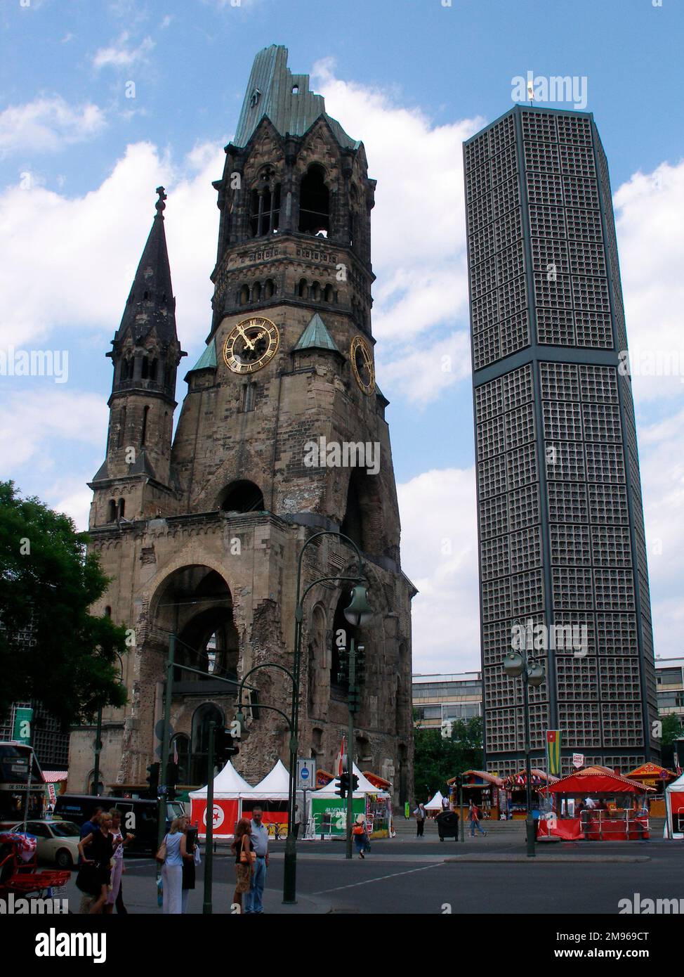 Die evangelische Kaiser-Wilhelm-Gedächtniskirche am Kurfürstendamm in ...