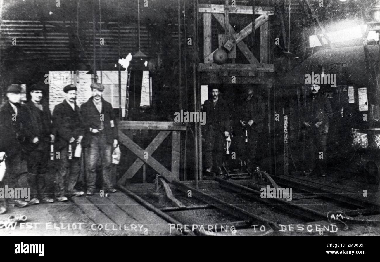 Bergleute, die sich auf die West Pit der Elliot Colliery, New Tredegar ...