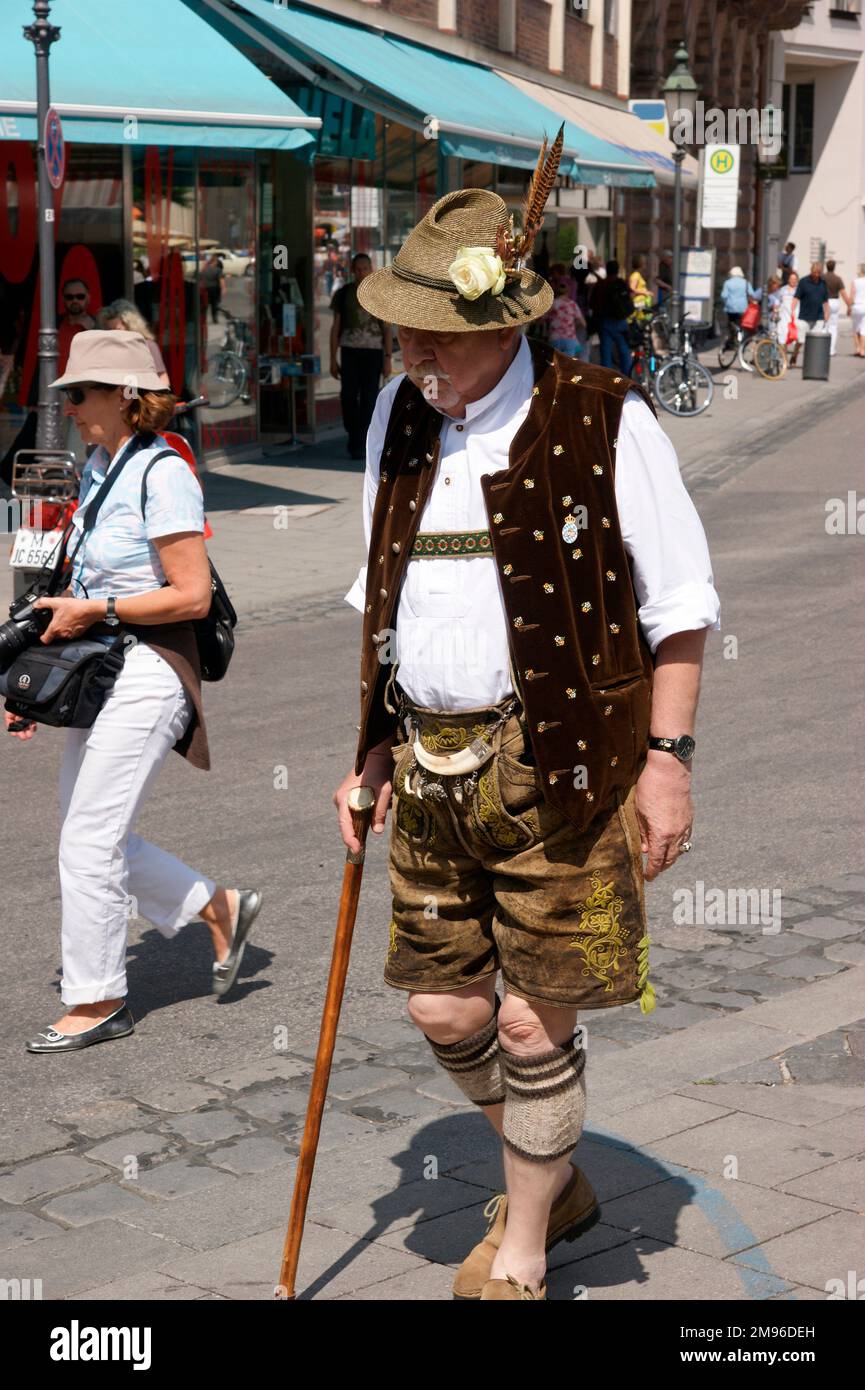 Man wearing traditional bavarian hat -Fotos und -Bildmaterial in hoher ...