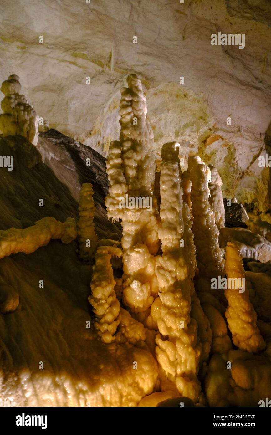 Weiße alte Stalagmiten schließen in den Käfigen der Grotta di Frasassi ...