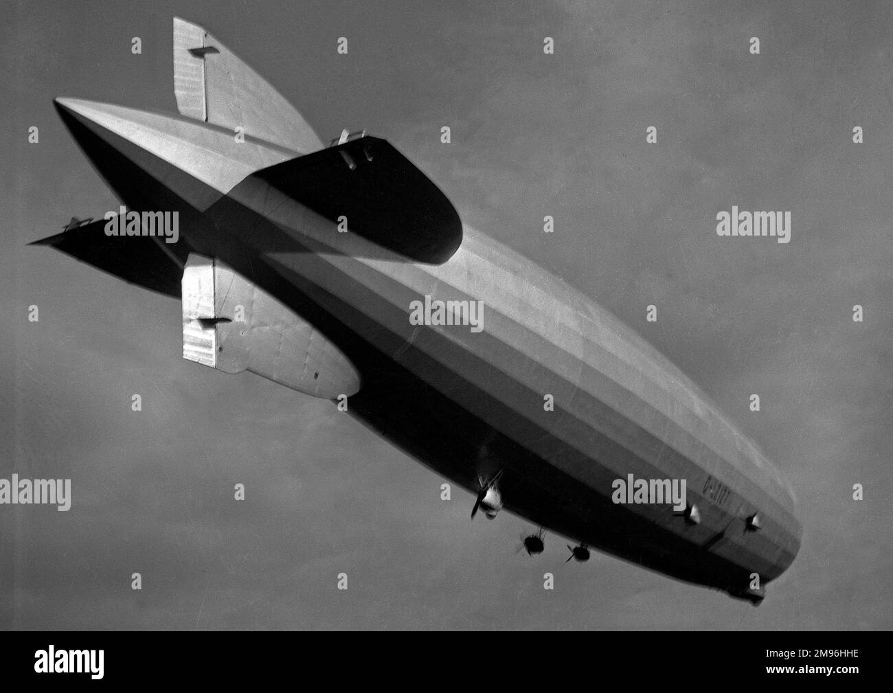 Das deutsche Luftschiff Graf Zeppelin im Flug, von unten gesehen ...