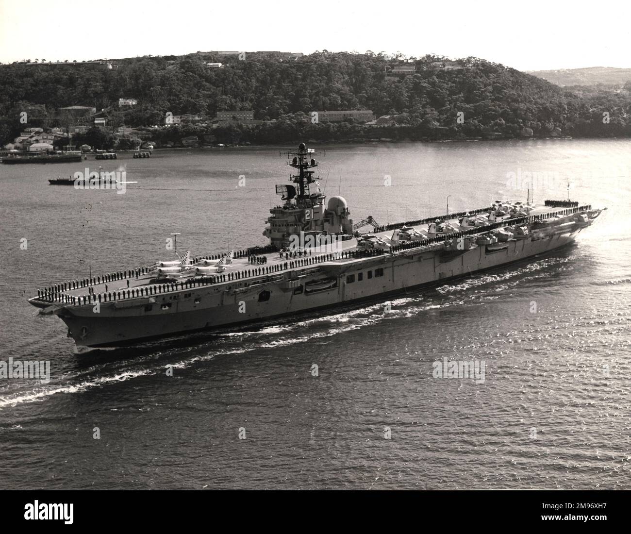 Die Besatzung der HMAS Melbourne stellt sich auf dem Cockpit neben dem ...