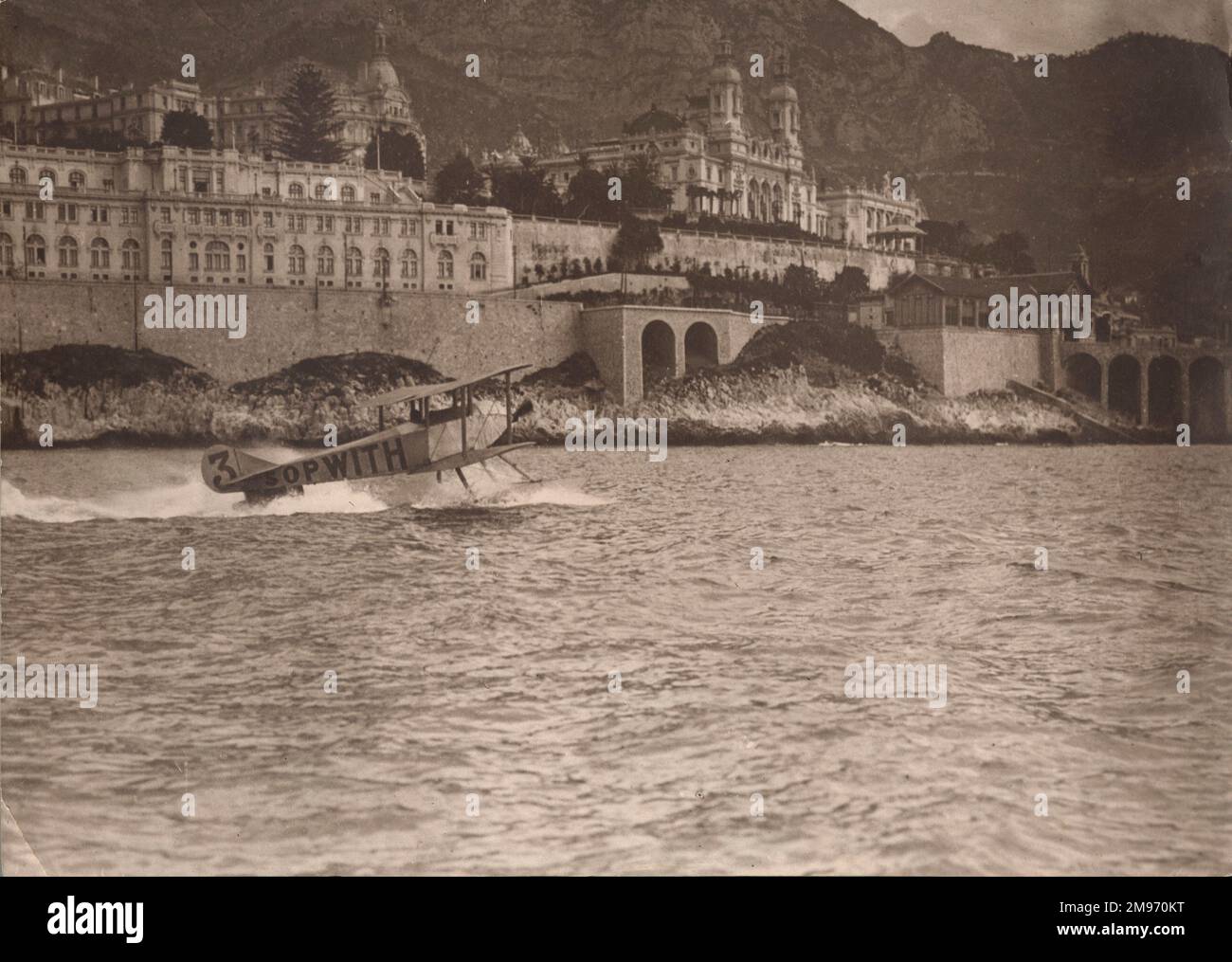Das Wasserflugzeug Sopwith Tabloid in Monaco, 20. April 1914, als es ...