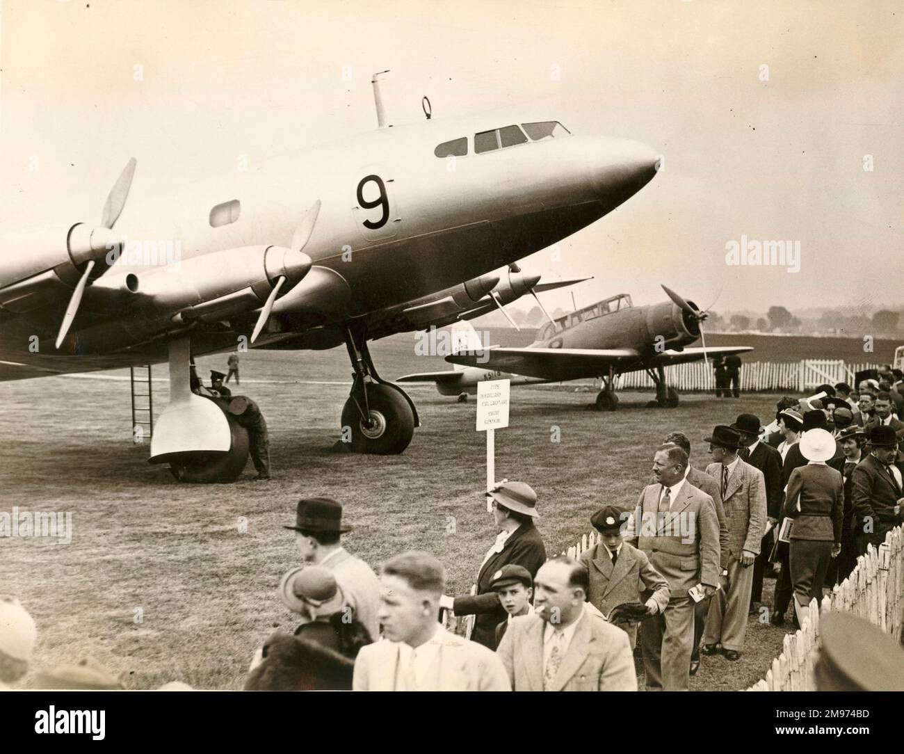 De Havilland DH91 Albatross neben Blackburn Skua erster Prototyp K5178 ...