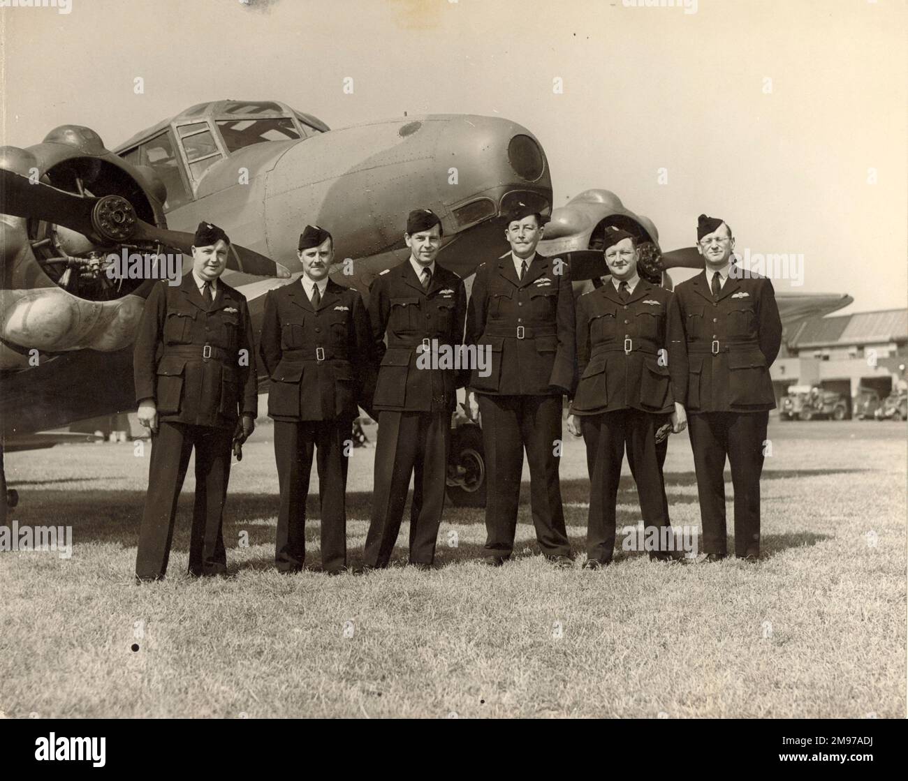 Hilfspiloten des Lufttransports vor einem Avro Anson. Von links: FLT ...