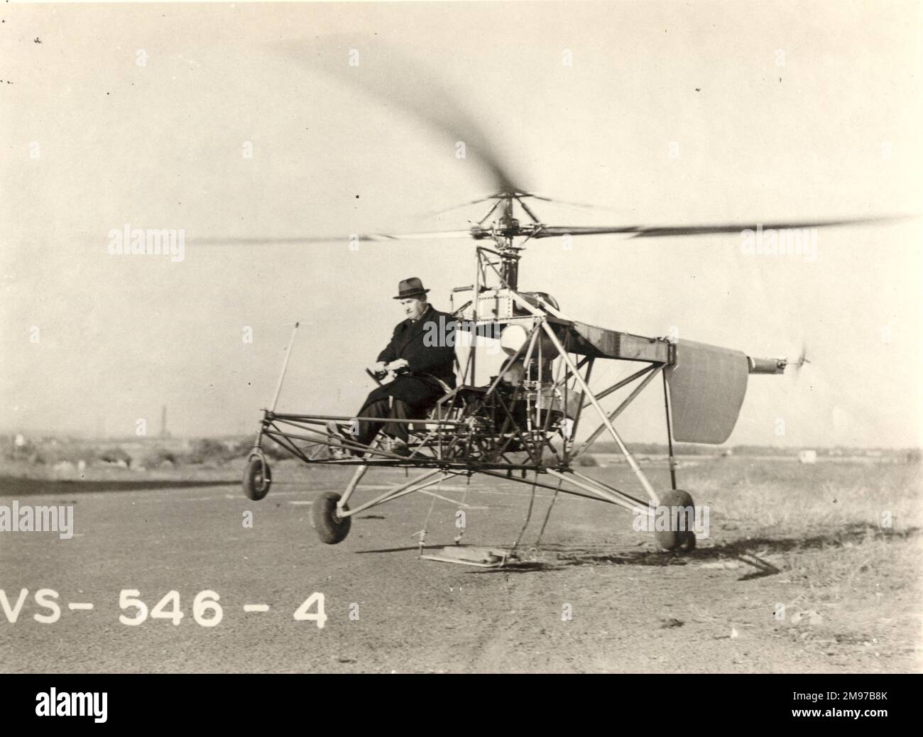 Der erste Flug der Sikorsky VS-300, 14. September 1939. Igor Sikorsky ...