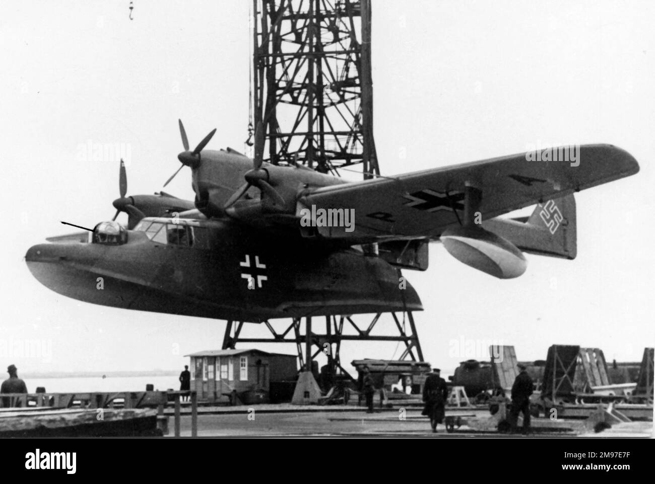 Blohm U Voss BV138C wurde in das Wasser gehoben, das für lange ...
