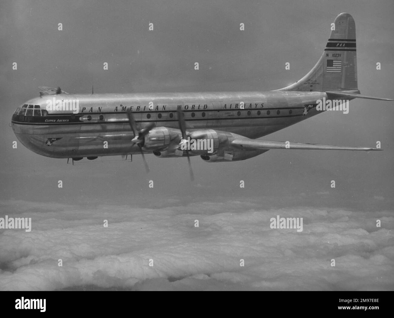 Boeing 377 Stratocruiser – gestartet von Pan am. Die 377 mit ...