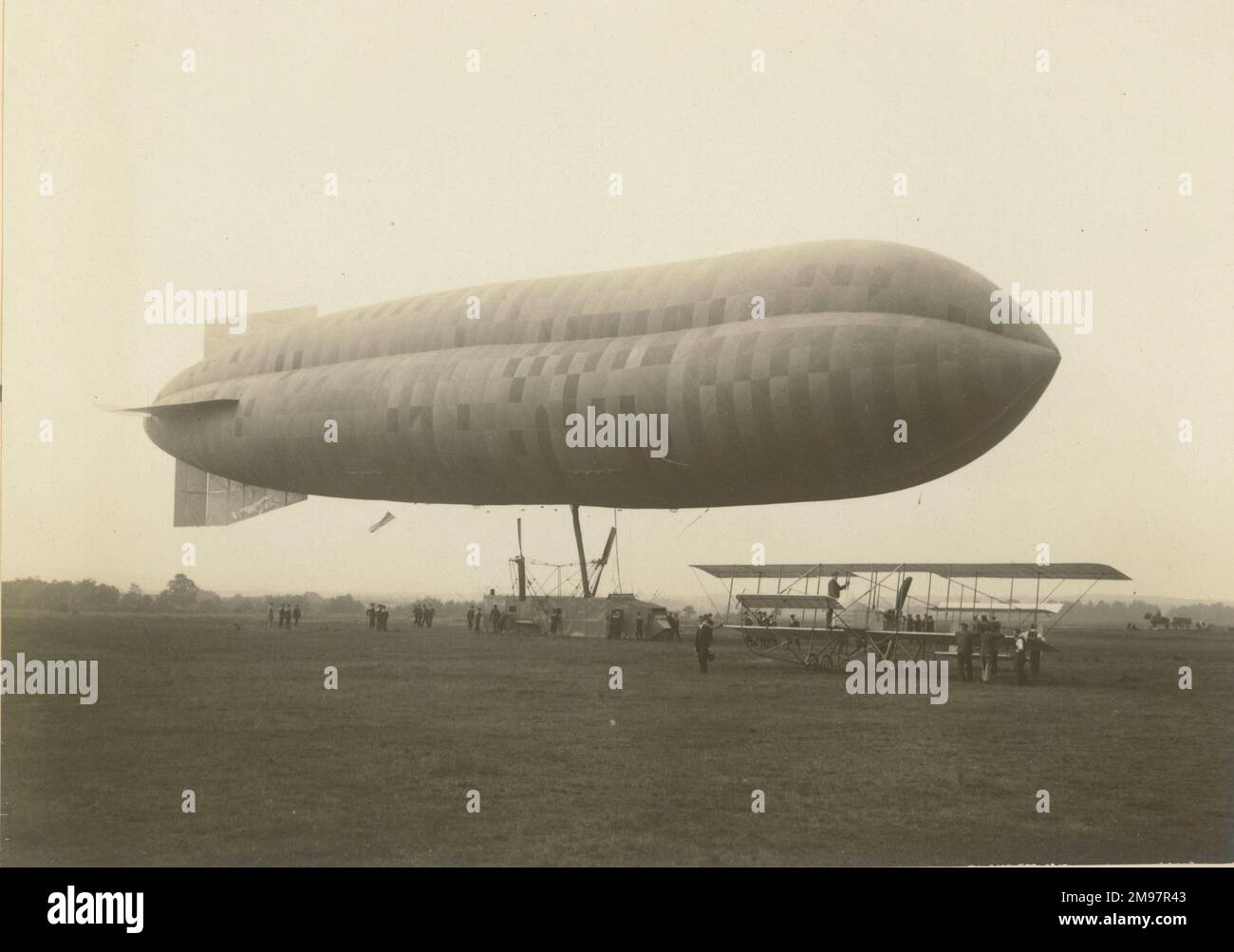 Naval airship -Fotos und -Bildmaterial in hoher Auflösung – Alamy