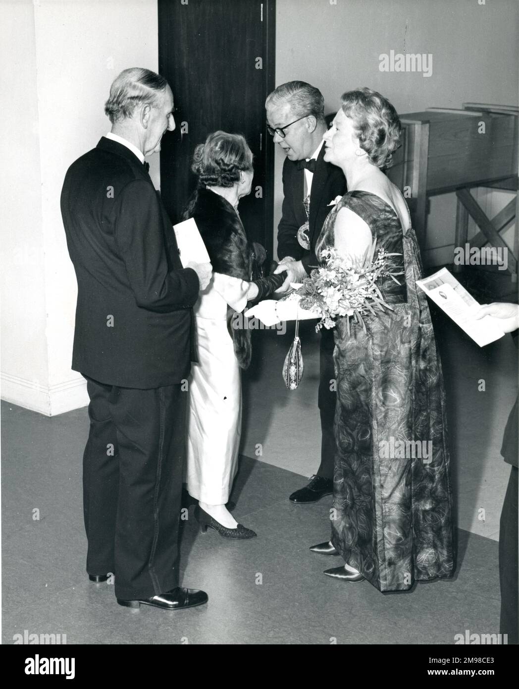 Sir George Gardner, Präsident von Raes 1965-1966, und Lady Gardner ...