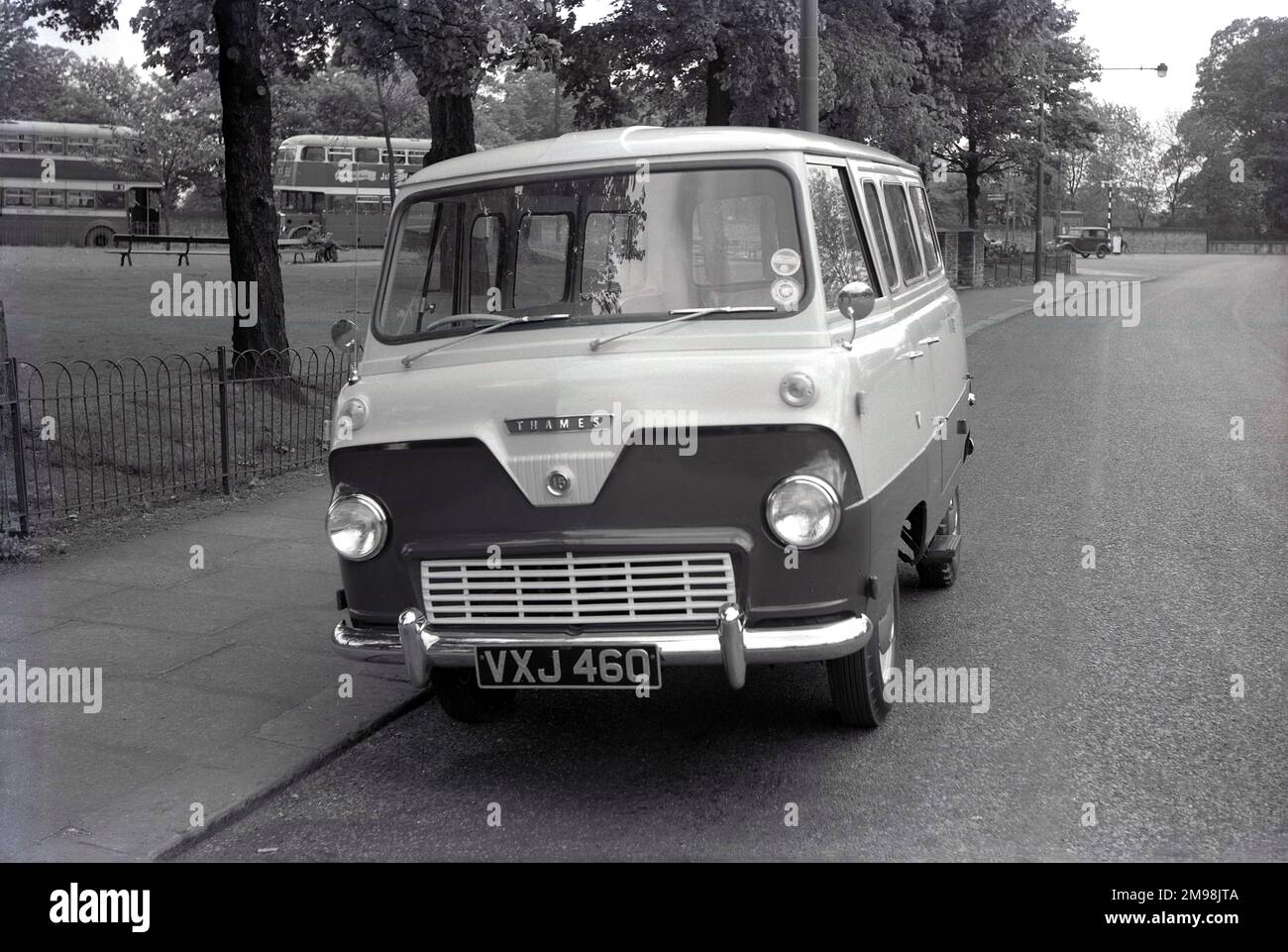 1957, historisch, ein Minibus der Ford Thames 15 cwt 400E oder ...