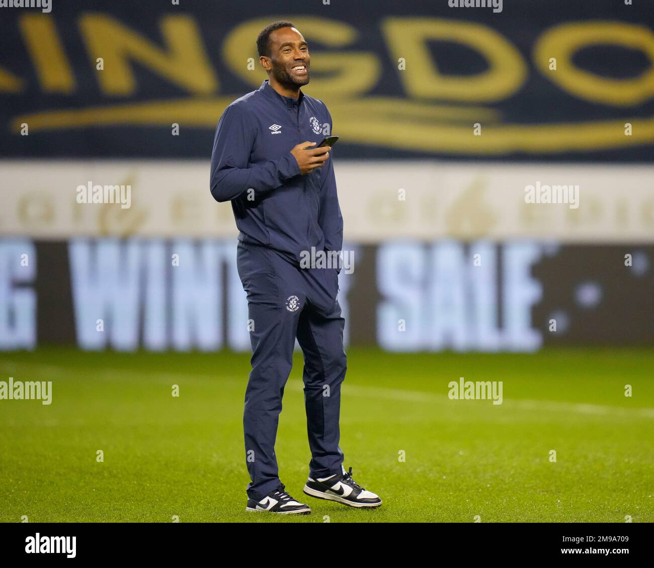 Kieran Lloyd #35 von Wigan Athletic inspiziert das Spielfeld vor dem ...