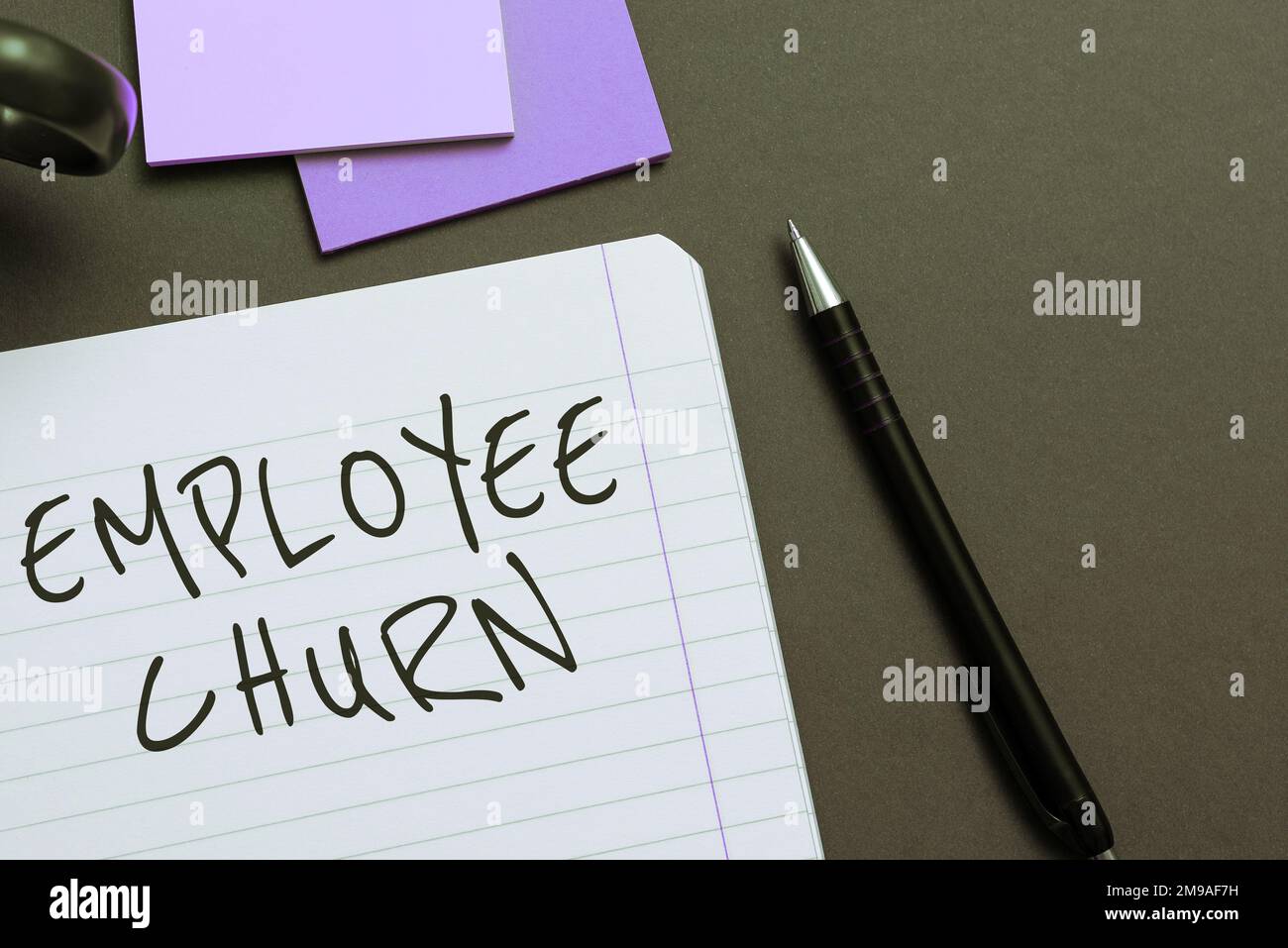 Schild mit der Abwanderung von Mitarbeitern und der konzeptionellen ...