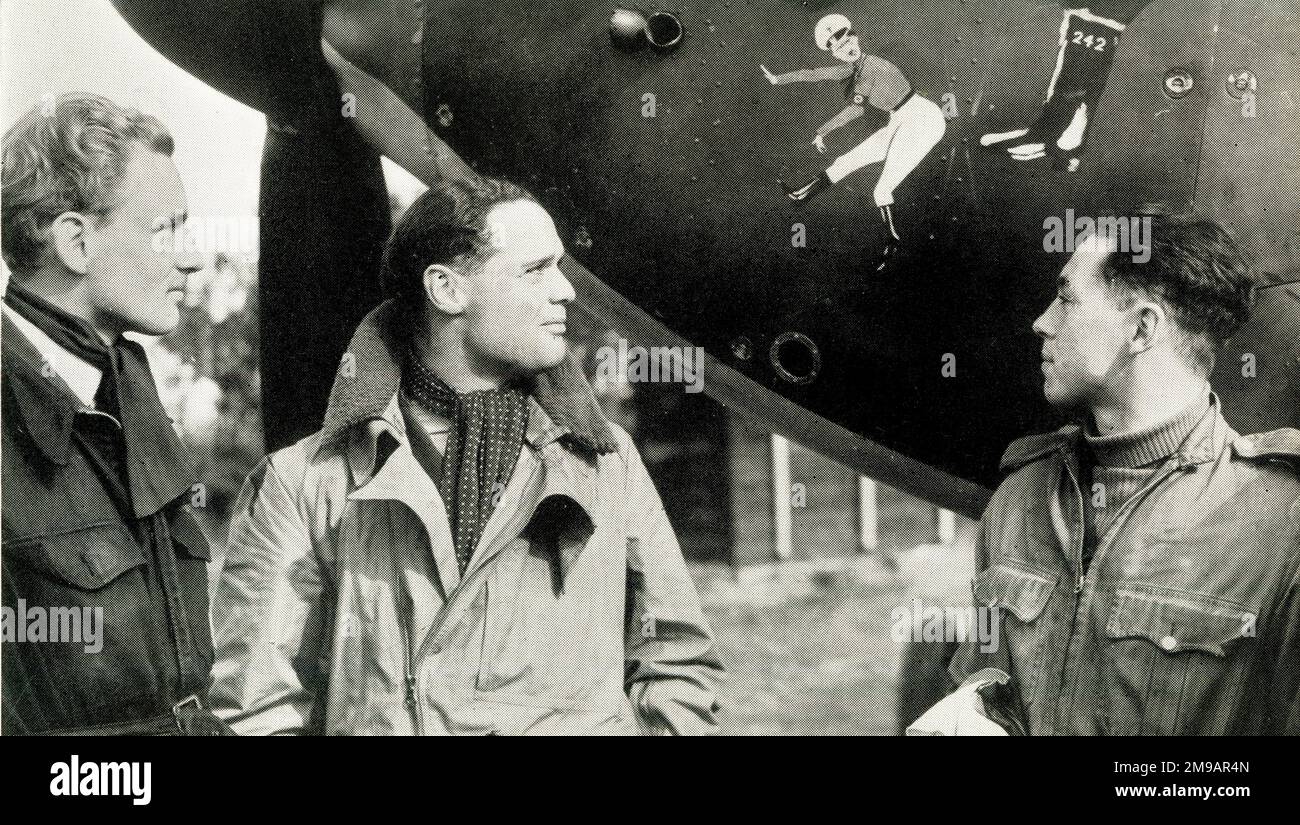 RAF-Geschwaderführer Douglas Bader DSO DFC (Mitte), mit Flight ...