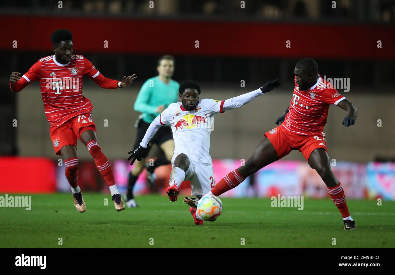 Alphonso Davies #19 vom FC Bayern Muenchen, Dayot Upamecano #2 vom FC Bayern Muenchen, Lucas ...