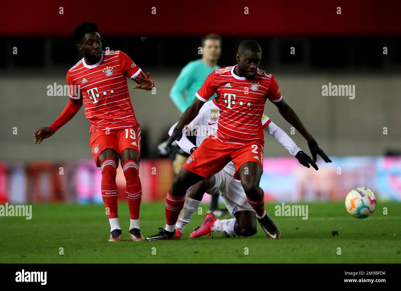 Alphonso Davies #19 vom FC Bayern Muenchen, Dayot Upamecano #2 vom FC Bayern Muenchen, Sekou ...
