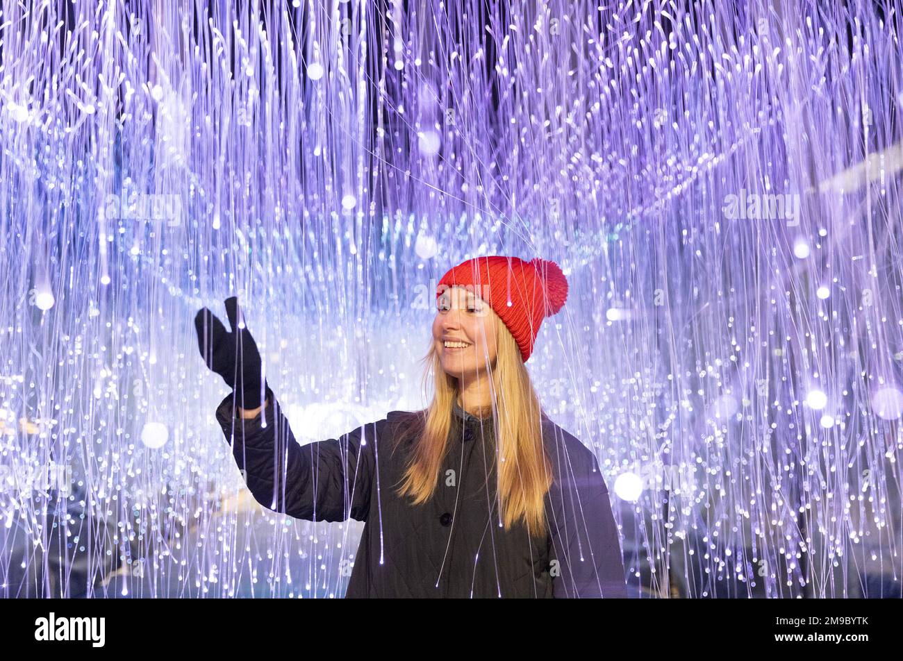 REDAKTIONELLE VERWENDUNG NUR Martine Basson schaut auf Anima von ...