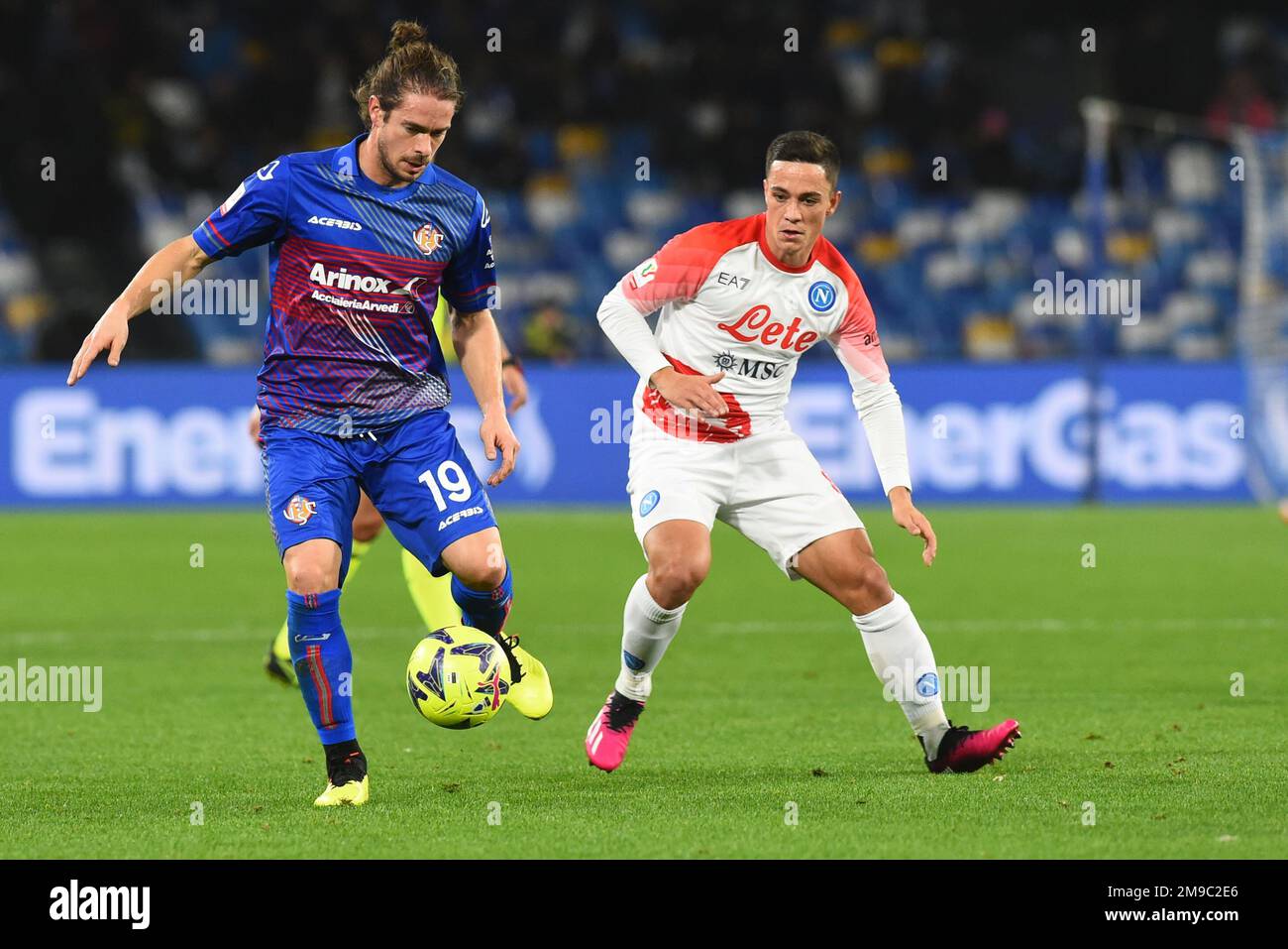 Michele Castagnetti von US Cremonese konkurriert mit Giovanni Simeone ...