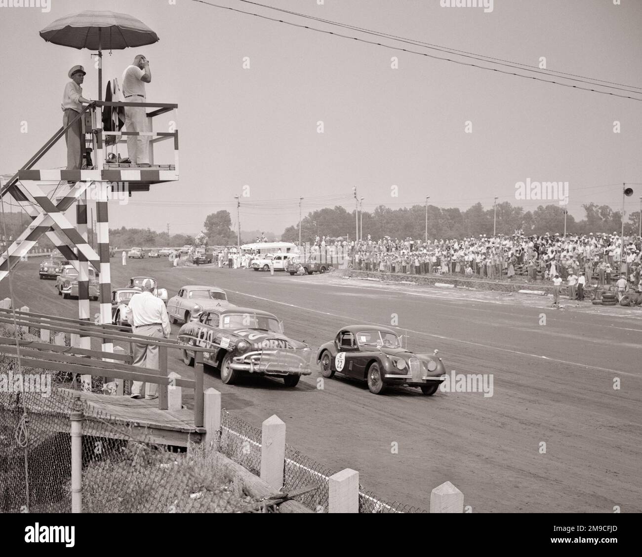 1950S OFFIZIELLE AN DER ZIELLINIE RENNEN AUF DEM LANGHORNE SPEEDWAY ...