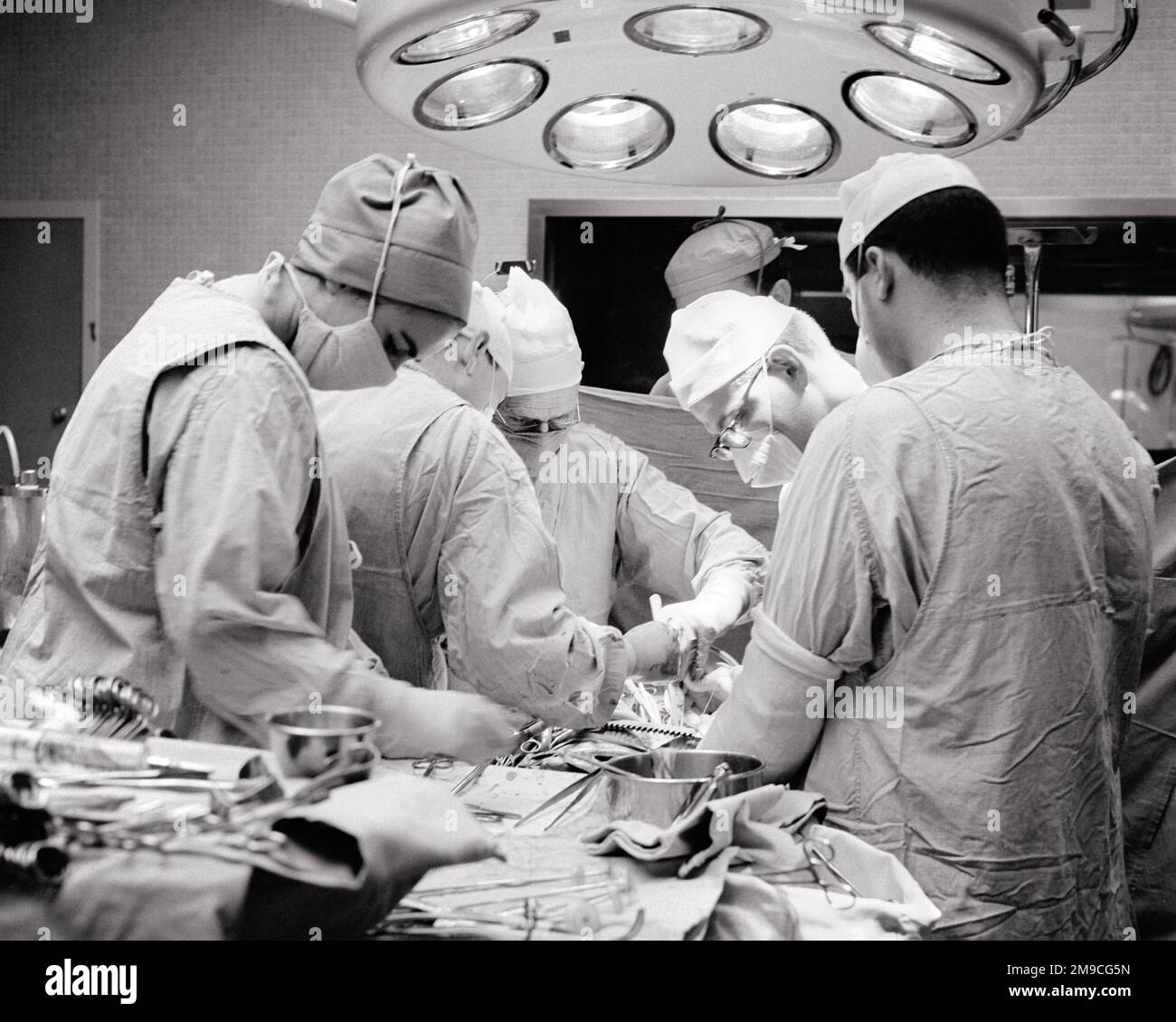 Operating room nurse 1960s -Fotos und -Bildmaterial in hoher Auflösung ...