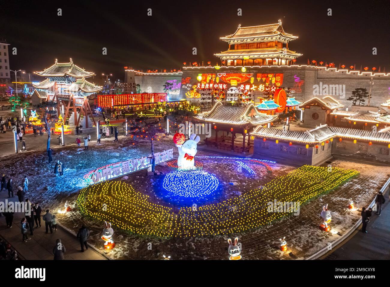 YUNCHENG, CHINA - 17. JANUAR 2023 - Besucher genießen farbenfrohe ...