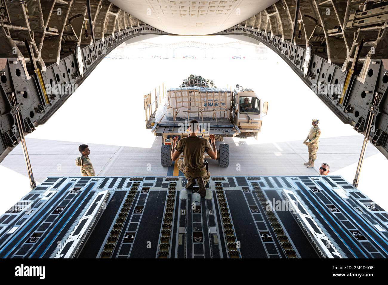 USA Air Force Staff Sgt. Jared Soucy, ein Ladermeister mit dem 816 ...