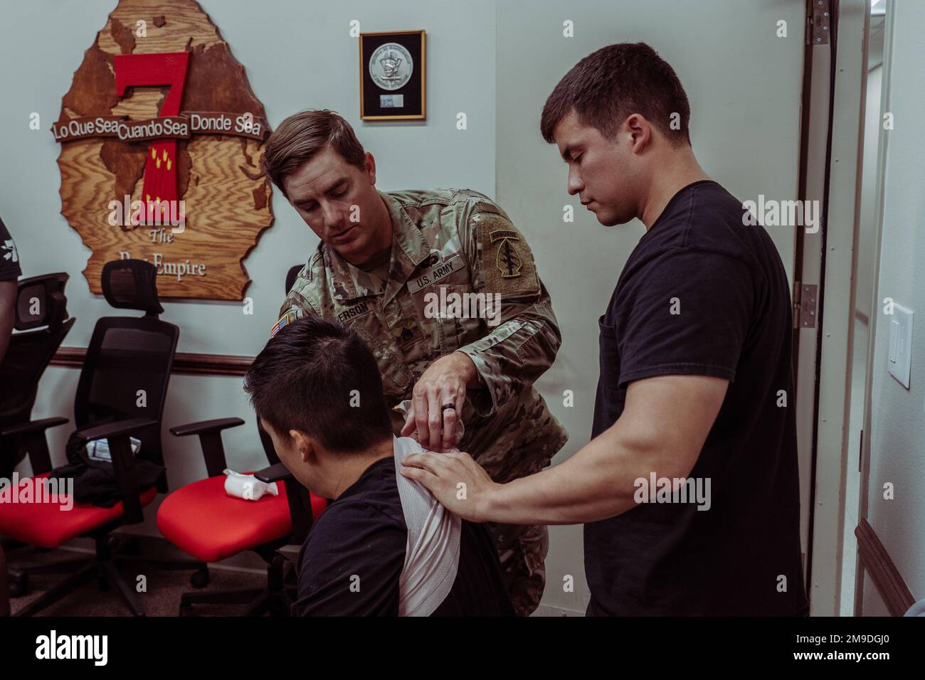 Combat Life Saver Ausbilder Staff Sgt. Kasey Culverson demonstriert 7 ...