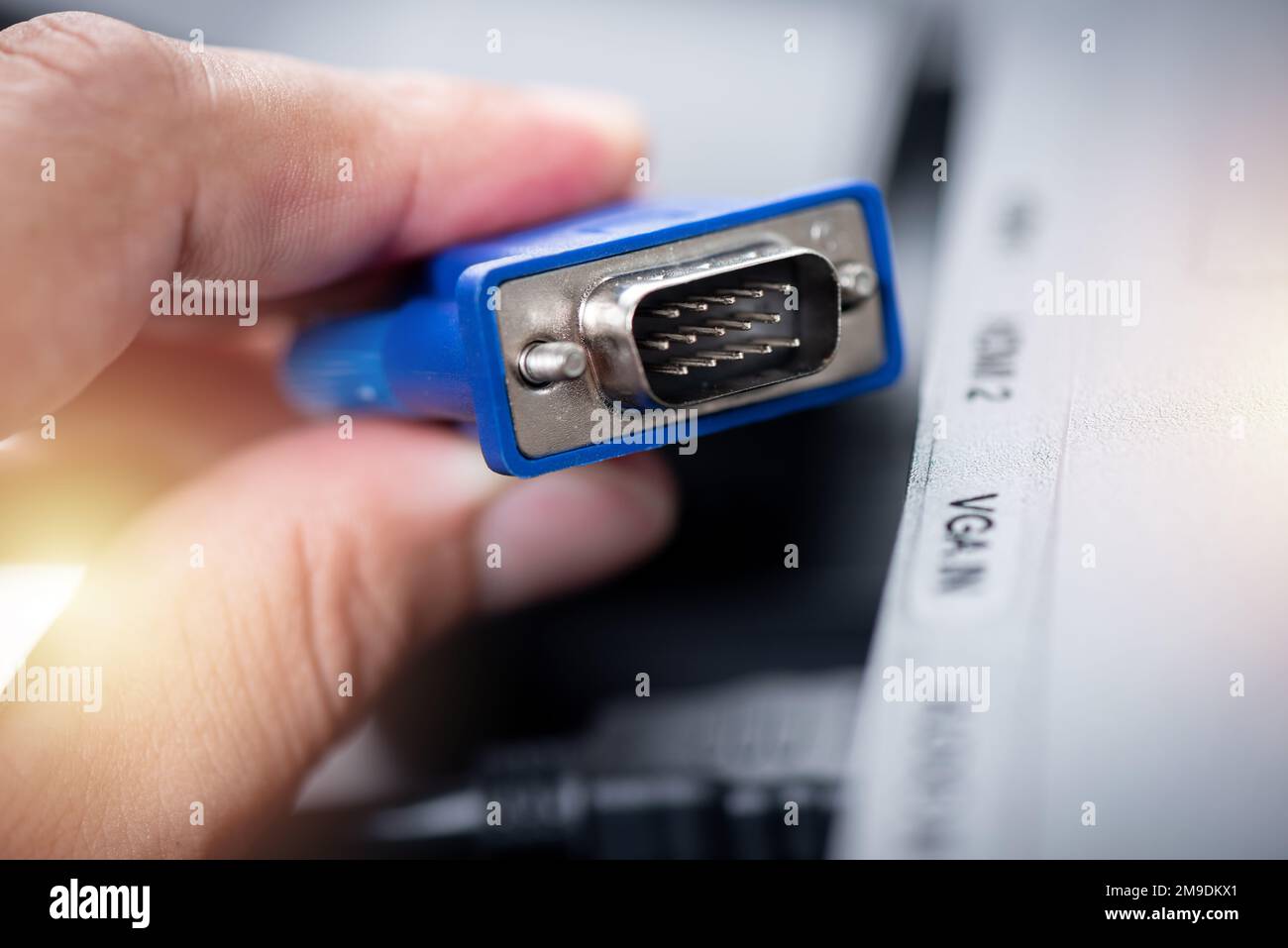 Blauer VGA-Anschluss (Video Graphics Array) und Kabel für die ...