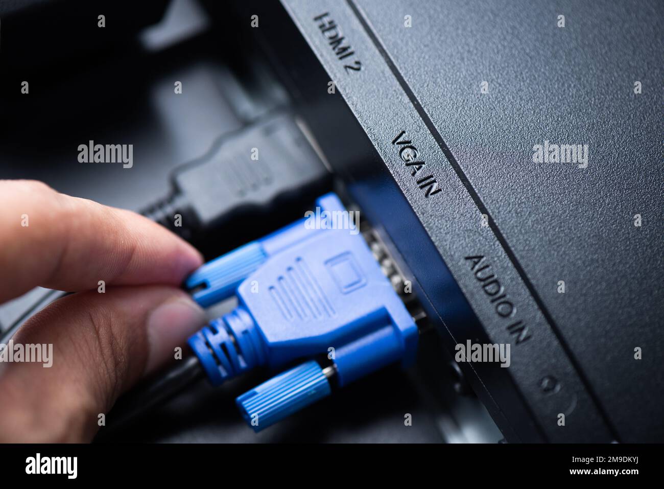 Blauer VGA-Anschluss (Video Graphics Array) und Kabel für die Übertragung des analogen Signals ...