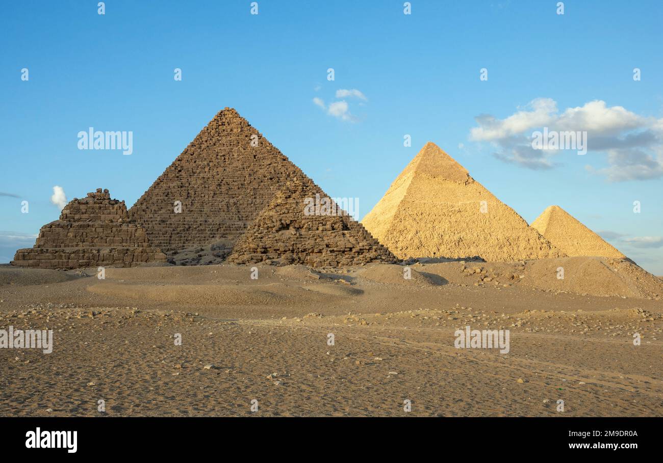 Alle drei wichtigsten Pyramiden von Gizeh. Die Pyramide von Menkaure ...