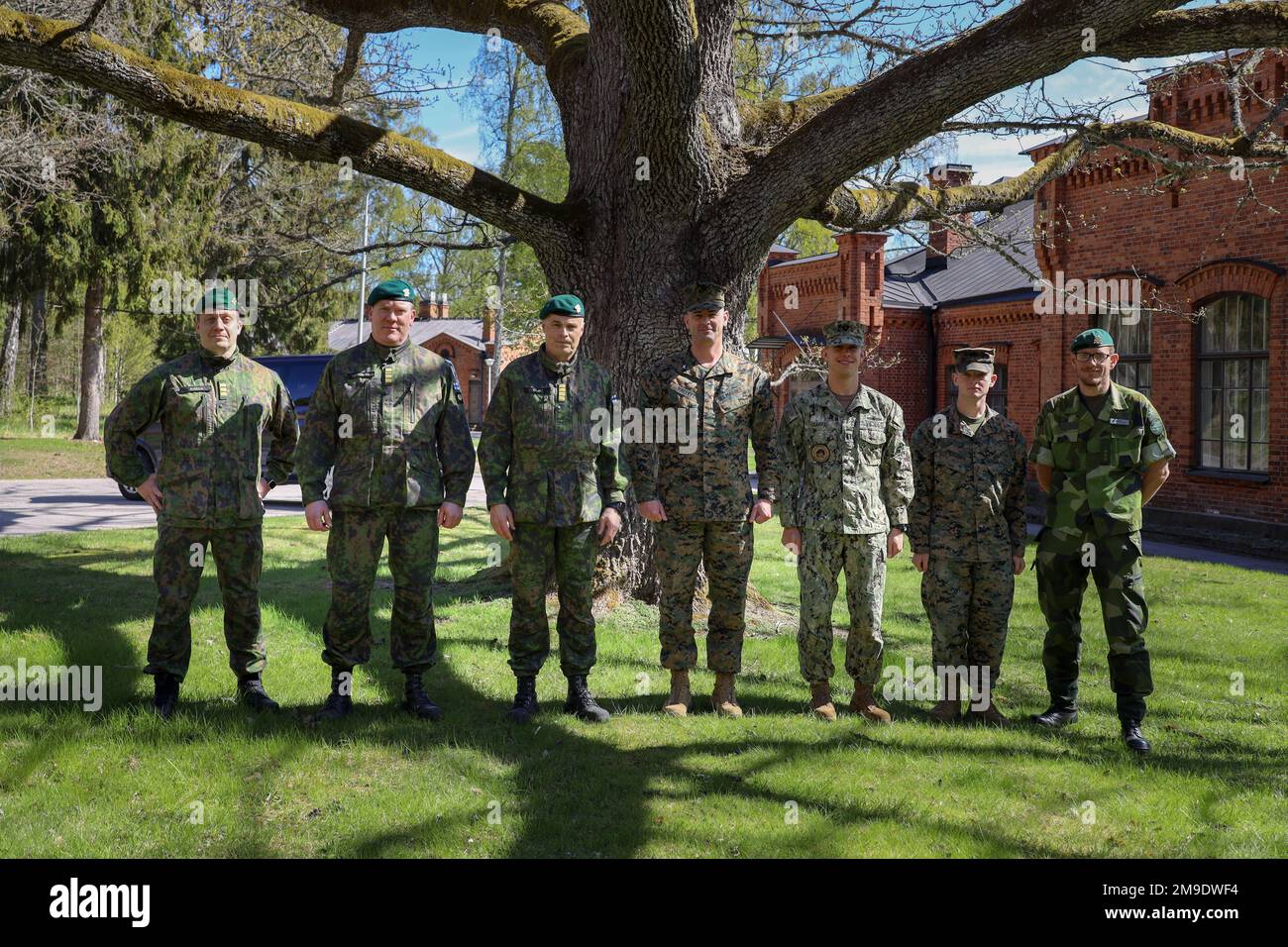 USA Marinekorps-Oberst Robert Hallett trifft sich mit finnischem ...