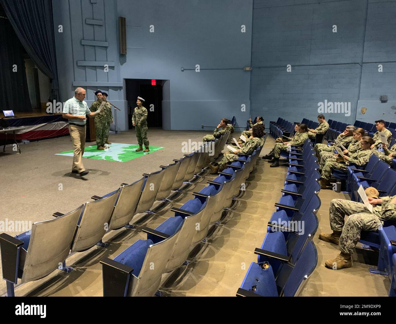 Der Museumserzieher Matt Headrick vom Hampton Roads Naval Museum ...