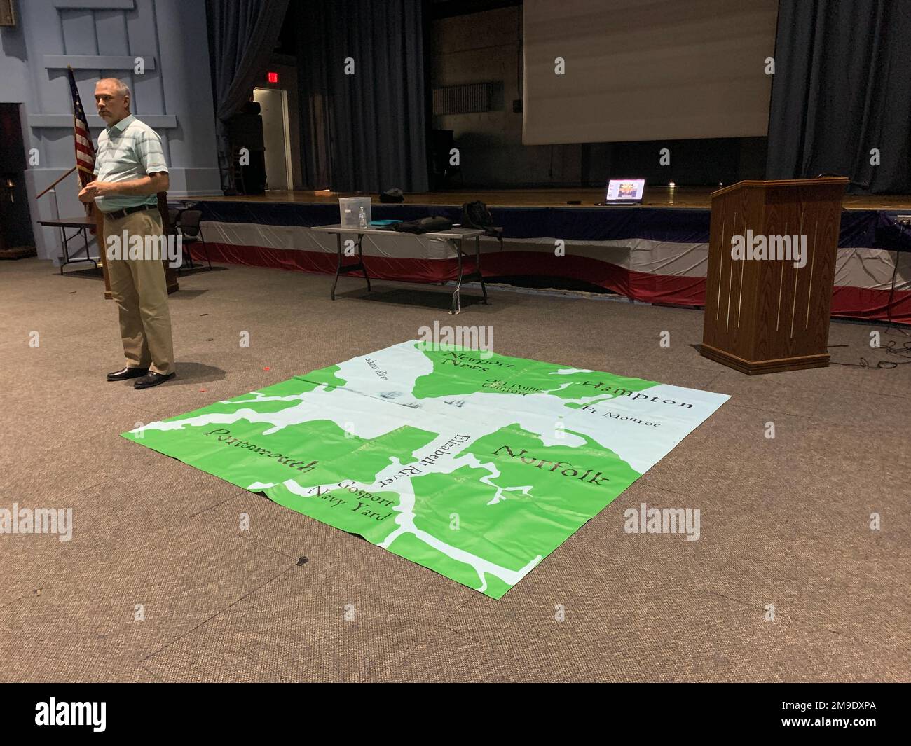 Der Museumserzieher Matt Headrick vom Hampton Roads Naval Museum ...