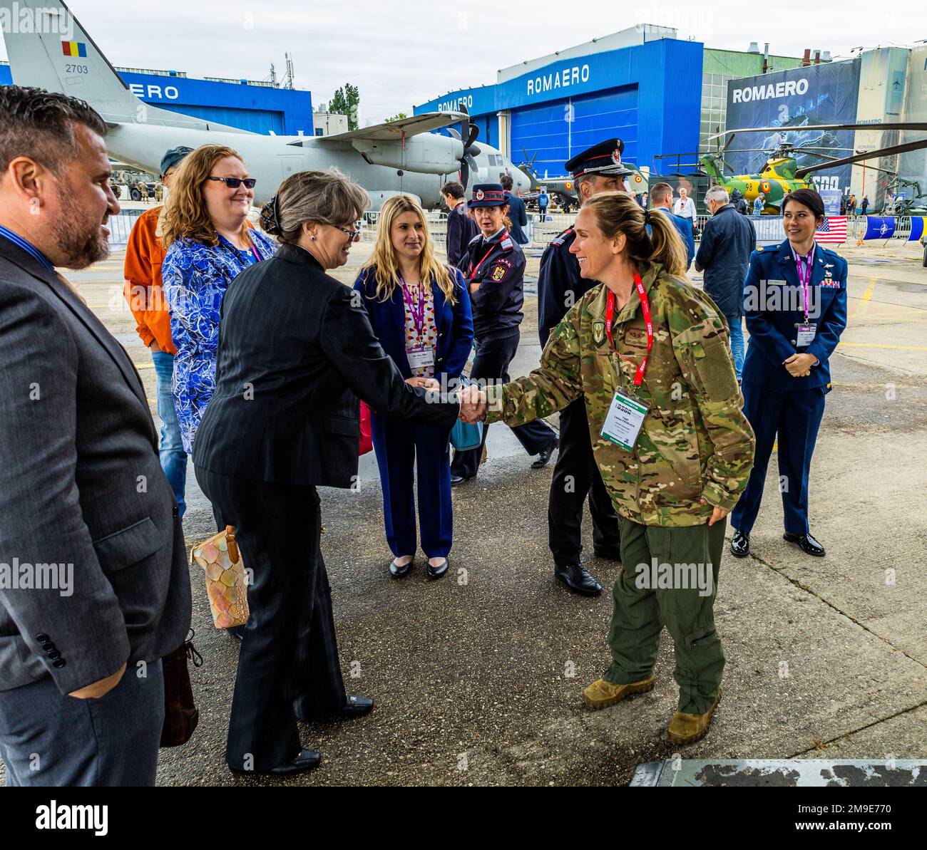 USA Der Vorstandsvorsitzende des Army Security Assistance Command, Dr. Myra Gray, begrüßt die ...