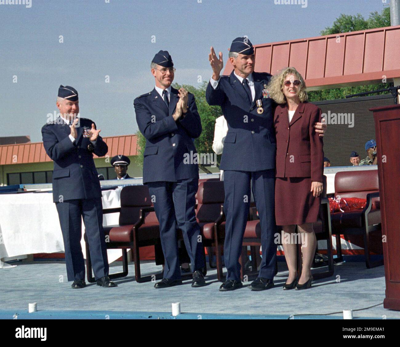 US Air Force Brigadegeneral Steven A. Roser (2. von rechts), ehemaliger ...