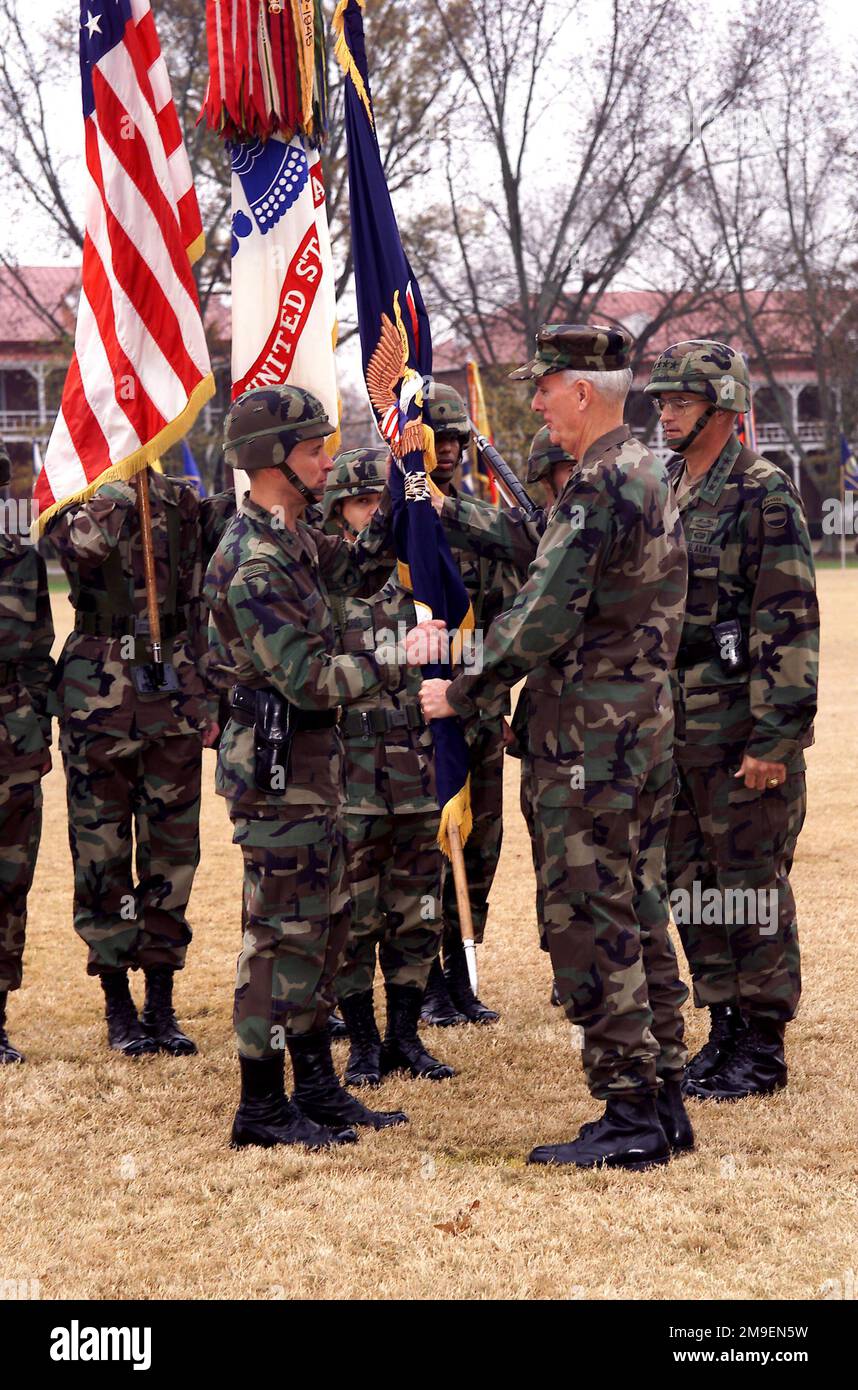 US-Armeegeneral Thomas A. Schwartz (rechts), ausscheidender ...