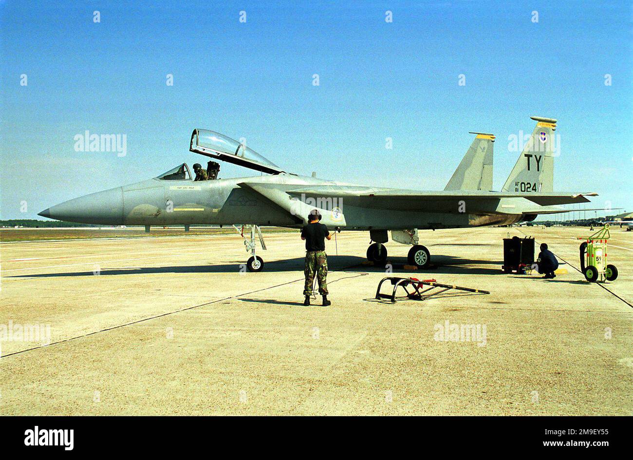 Ein unidentifizierter US Air Force, 2. Fighter Squadron Crew CHIEF ...
