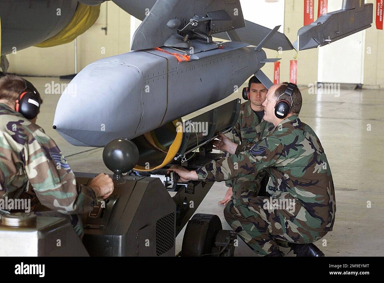 Rückansicht von rechts – mittlere Aufnahme als USAF Technical Sergeant ...